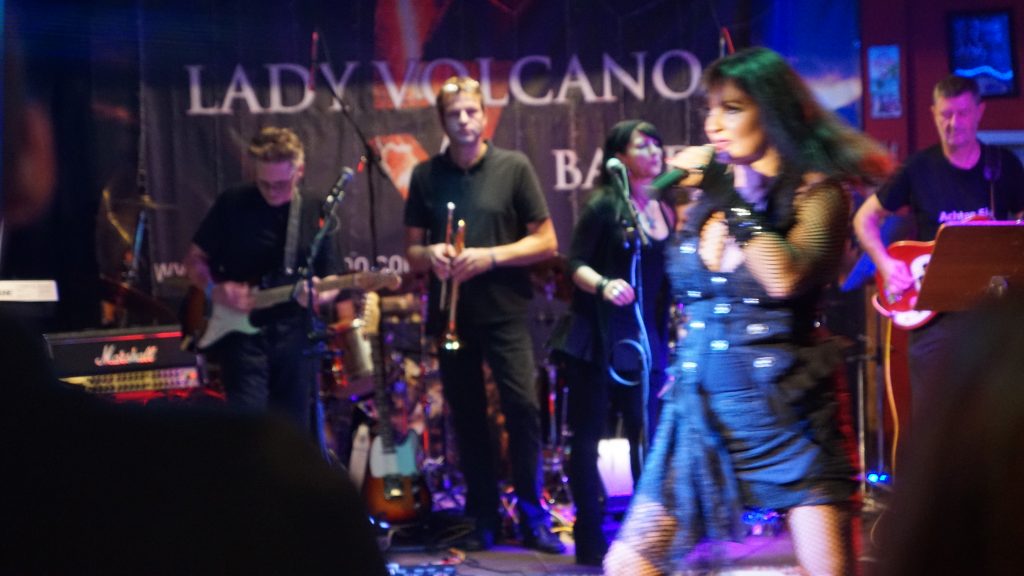 SMOKIN‘ HOT – Lady Volcano & The project9 Band rockten die Strandbar 51 ...
