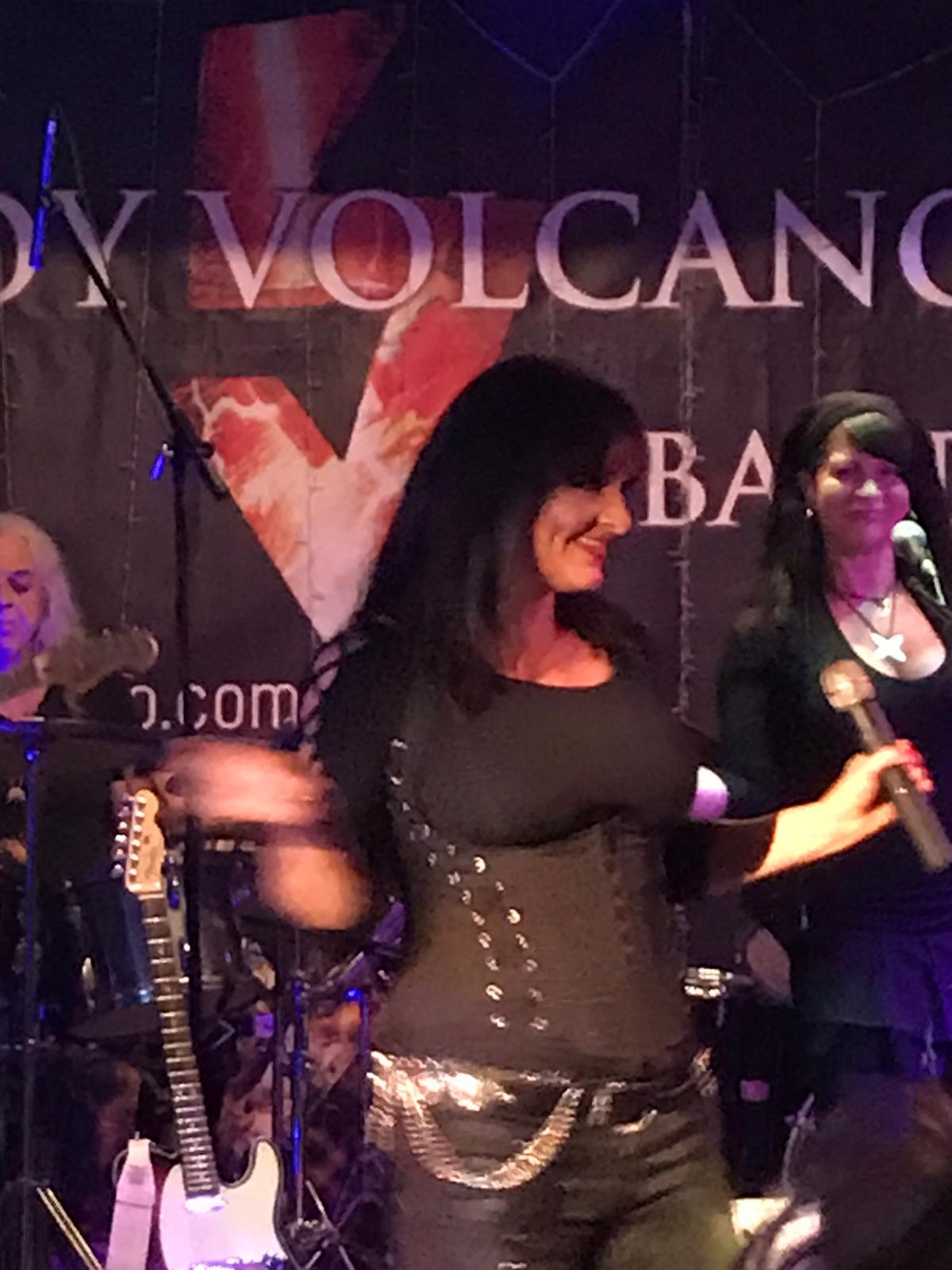 SMOKIN‘ HOT – Lady Volcano & The project9 Band rockten die Strandbar 51 ...